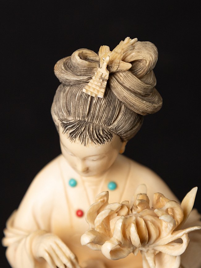 Antique pair of Japanese Ivory Geisha statues from Japan