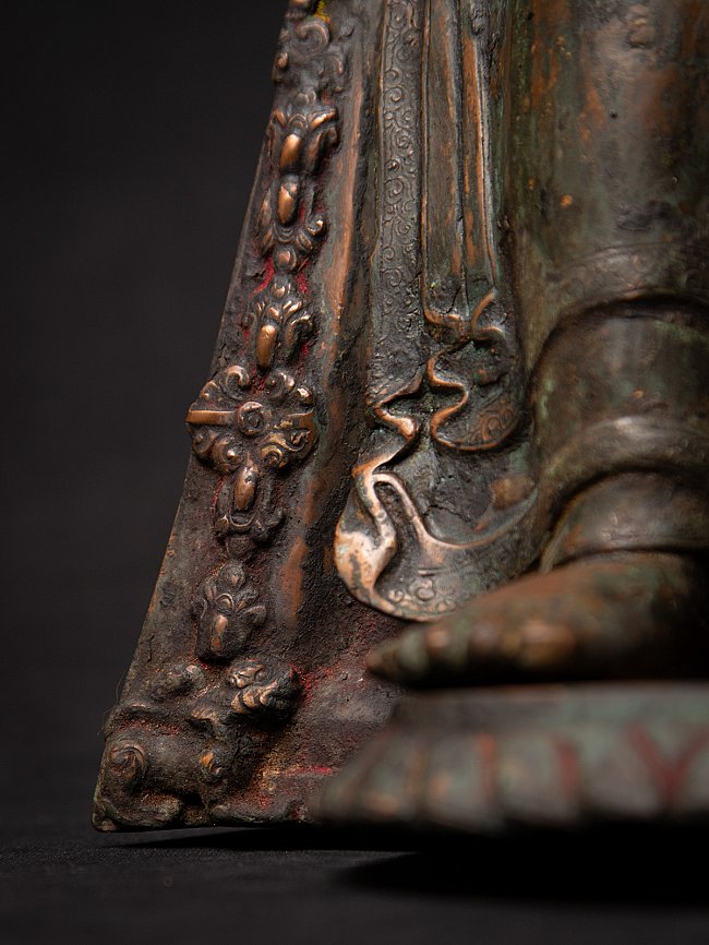 Antike bronzene nepalesische Maitreya Buddhafigur aus Nepal